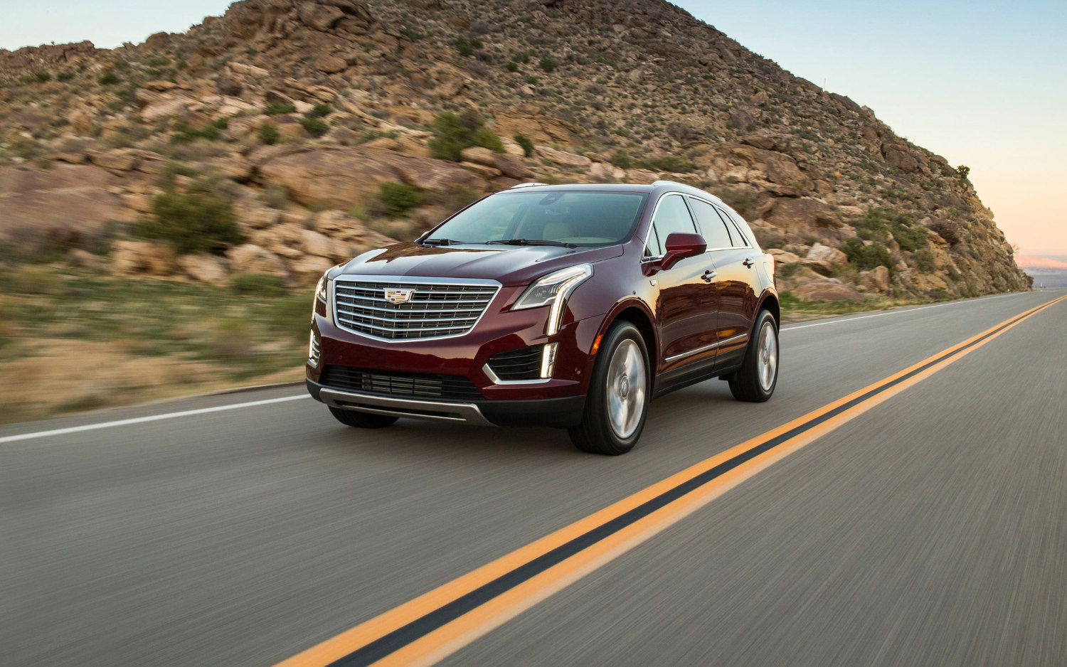Comparison - Cadillac XT5 Luxury 2018 - vs - Lincoln MKX Reserve 2018 | SUV Drive